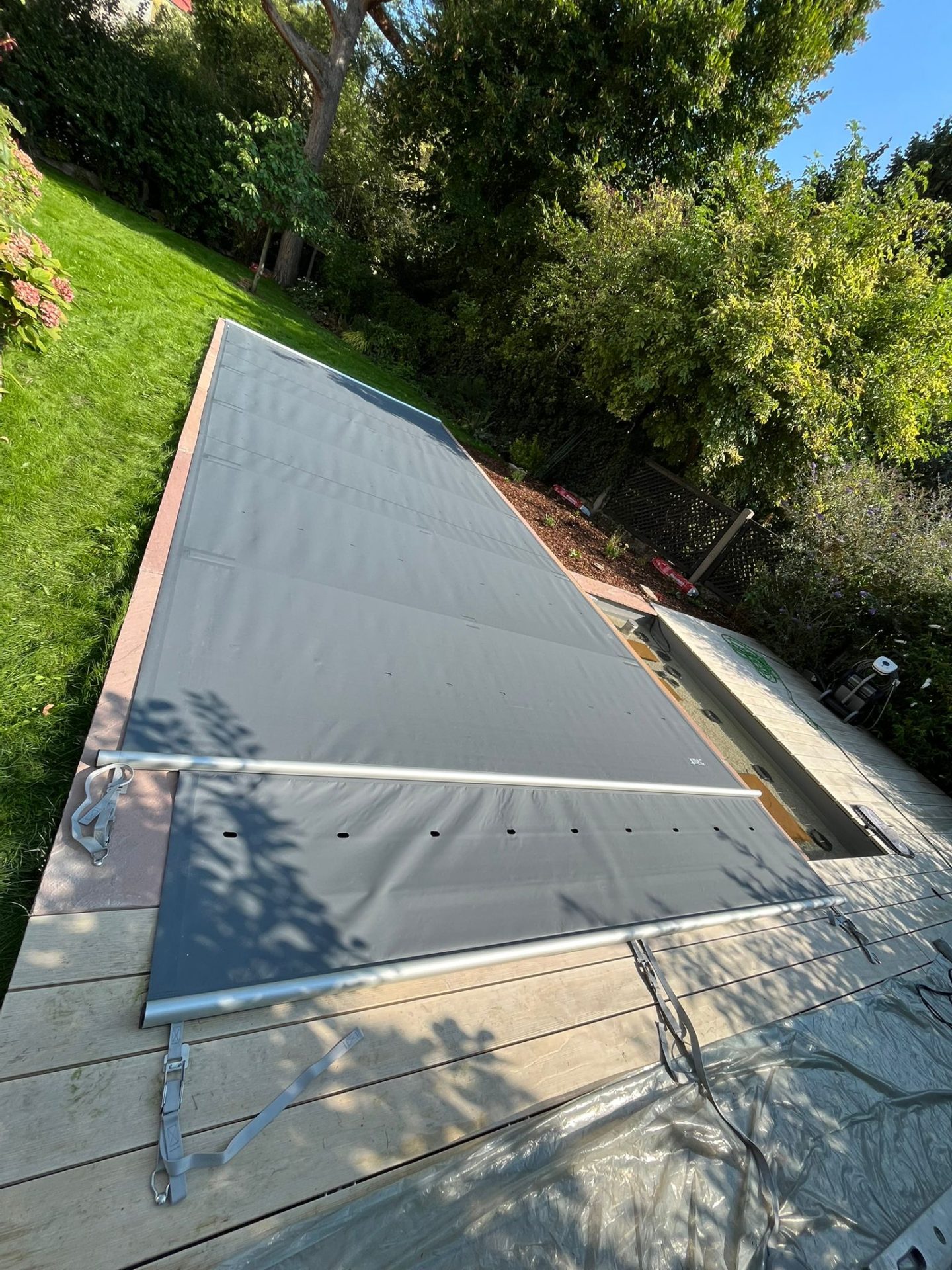 Poolabdeckungen für Naturpool: Arten und Funktionen!